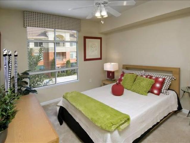 $2428 / 1br 713ft² Location is the key to happiness!