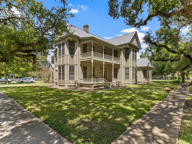 2420 Avenue H, Bay City, TX 77414
