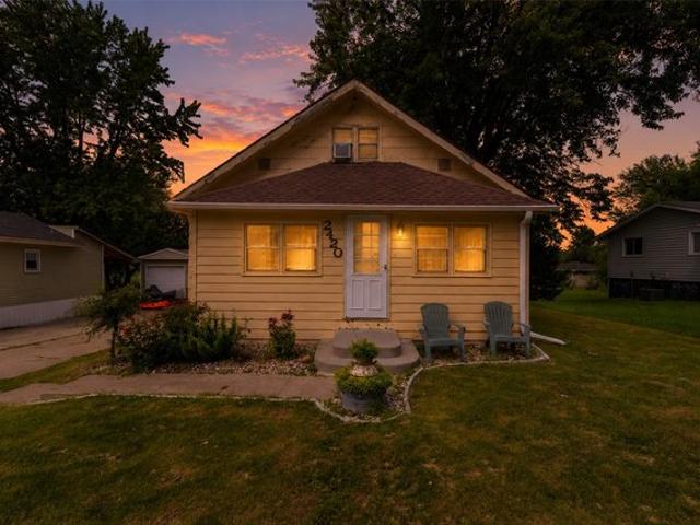 2420 E 37th Ct, Des Moines, IA 50317