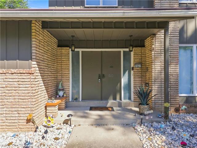 2421 W Greenleaf