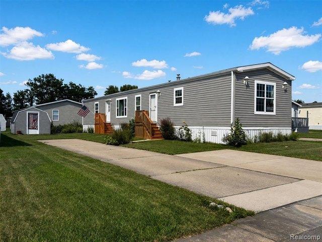24228 Chippewa Dr, Flat Rock, MI 48134
