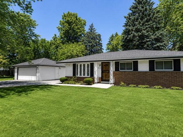 2422 W Hilltop Ln, Oak Creek, WI 53154