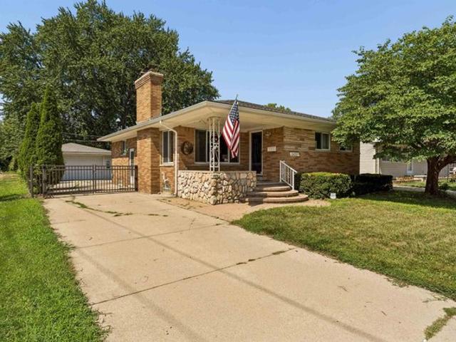 24237 Hayes Rd, Eastpointe, MI 48021