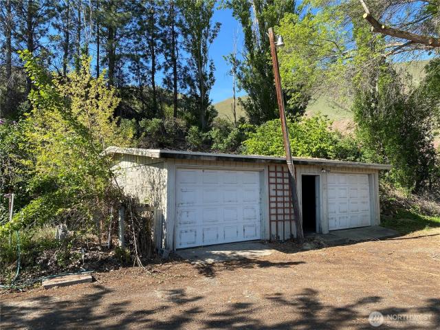 2423 Lower Hedges Road