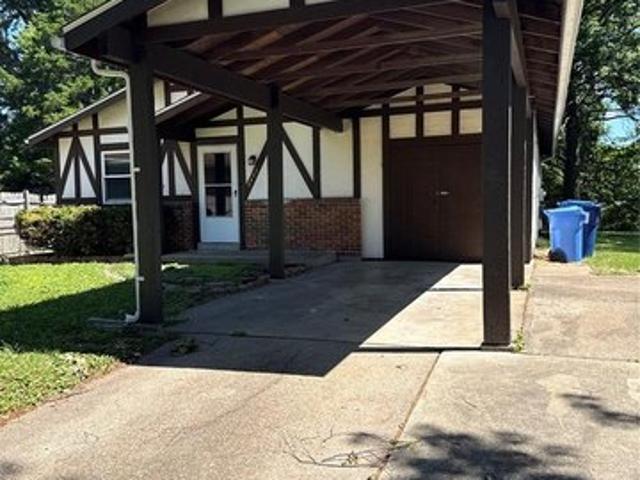 2423 Soundview Ct, Florissant, MO 63031