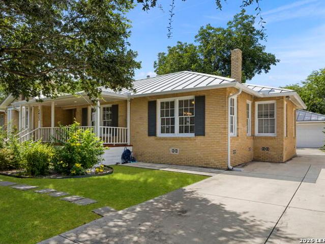 2423 W Summit Ave