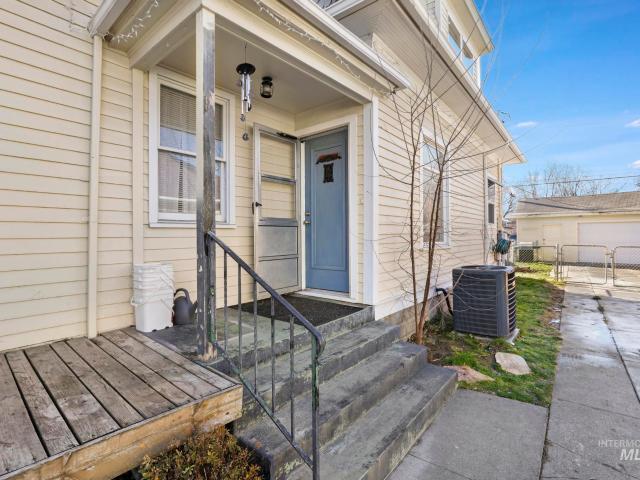 242 8th Ave E