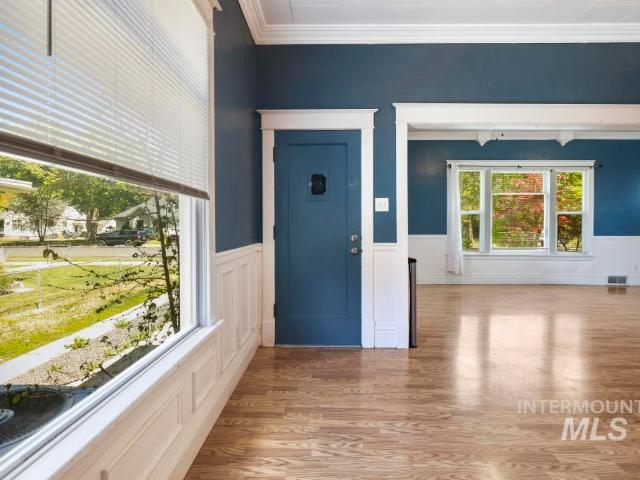 242 8th Ave E