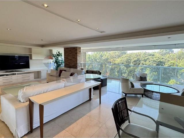 242 Área Útil Apartamento Alugar, 4 Dormitórios localizado em R. Verbo Divino, 1061 Ao lado do Pueri Domus Chácara Santo Antônio Zona Sul, São Paulo, São Paulo, 04719002 | Brasil