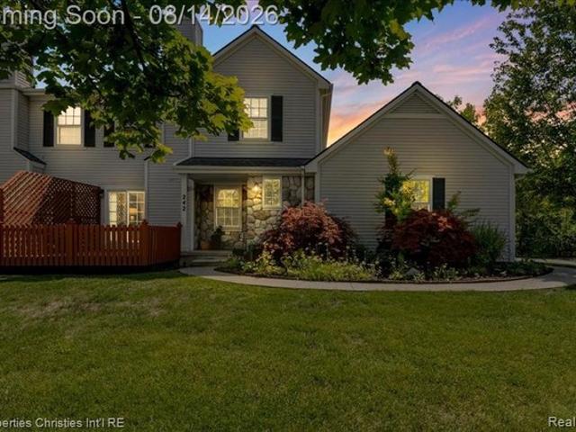 242 Barrington Cir, Orion, MI 48360