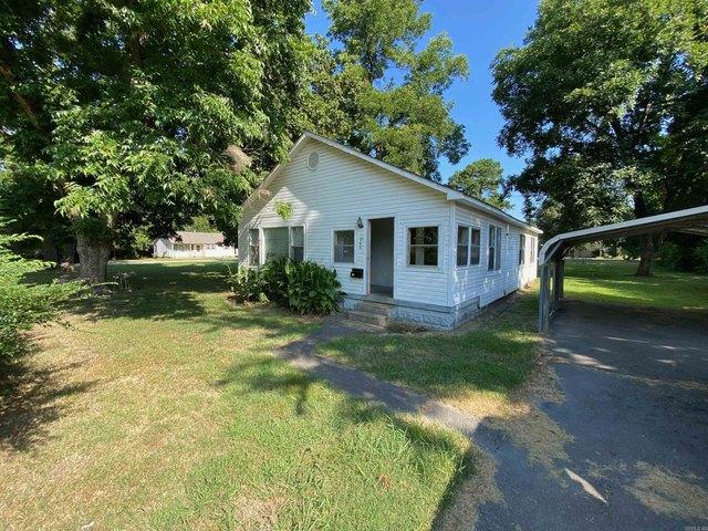 242 E Davis St, Piggott, AR 72454