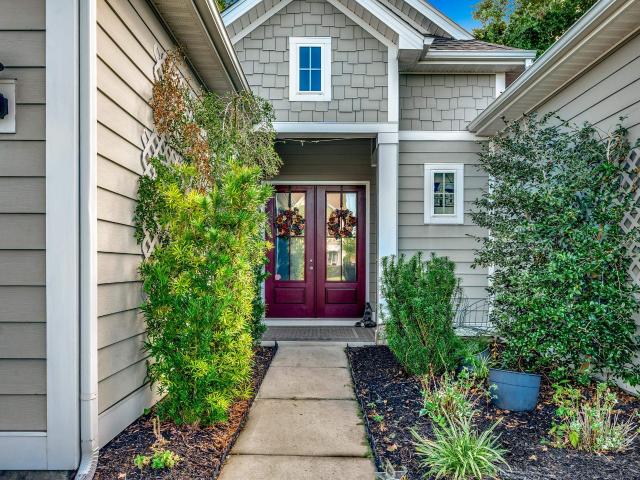 242 Hyacinth Loop