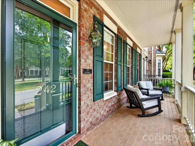 242 S Faulkner Way
