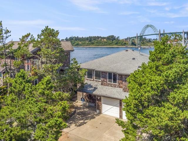 242 SW 27th St, Newport, OR 97365