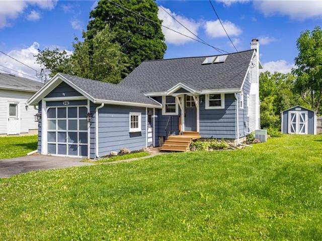 242 River Meadow Dr, Henrietta, NY 14623