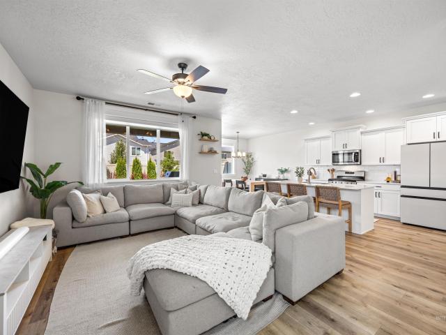 242 W Hyndman Drive