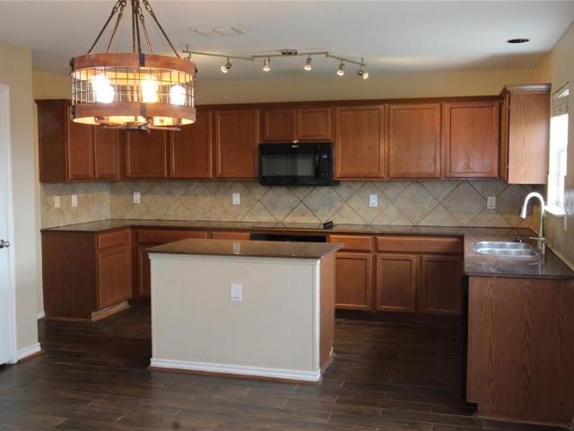 2435 Castle Pines Dr, Burleson, TX 76028 | MLS #21256