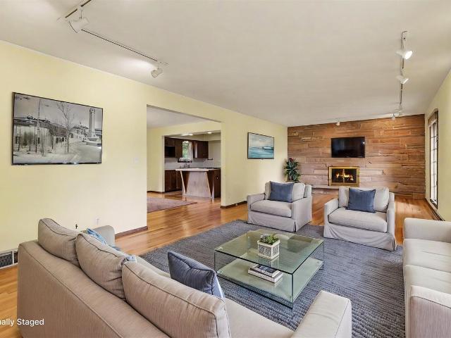2436 Fountain Lane