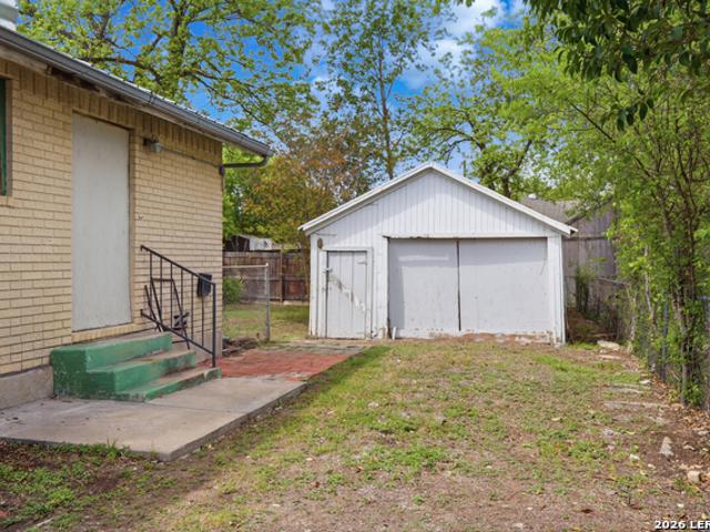 2437 E Houston St