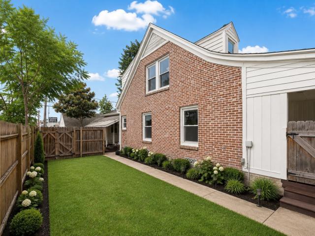 2438 Albans Road