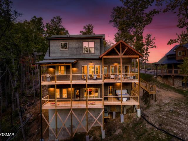 2438 Coopers Hawk Way