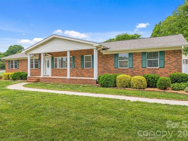 2430 Old Cedarwood Dr NW, Concord, NC 28027