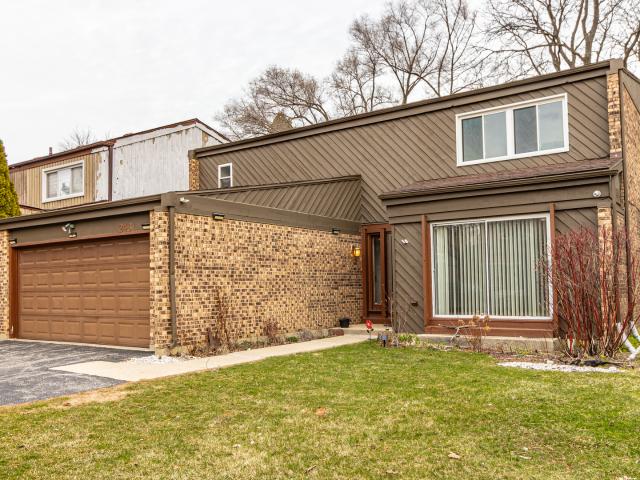 2431 Cobblewood Dr, Northbrook, IL 60062 | MLS #12599 | Compass