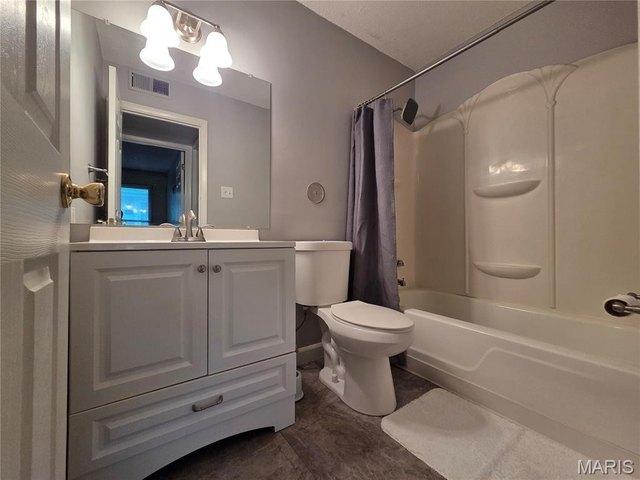 2432 Forest Shadows Dr, Saint Louis, MO 63136