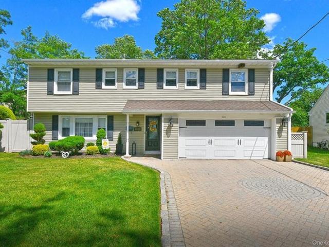 2432 Kayron Ln, North Bellmore, NY 11710
