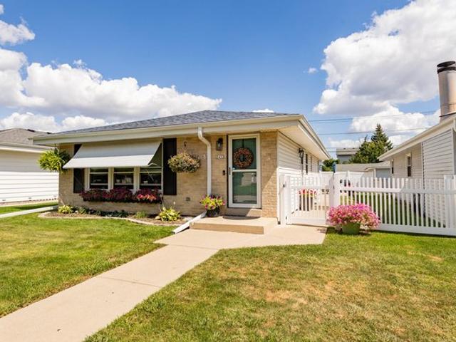 2432 S 109th St, West Allis, WI 53227