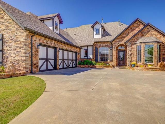 2433 SE 12th St, Moore, OK 73160