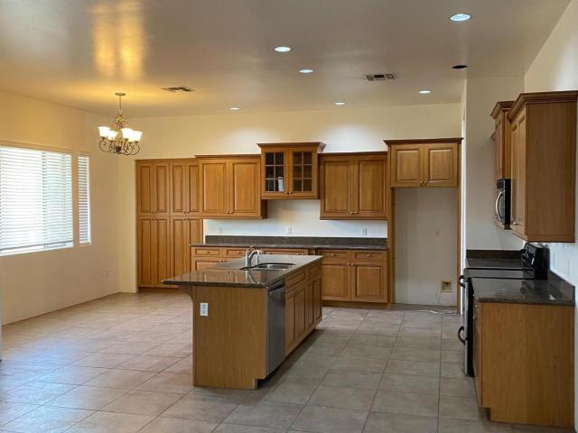 2433 w desert hills estate drive