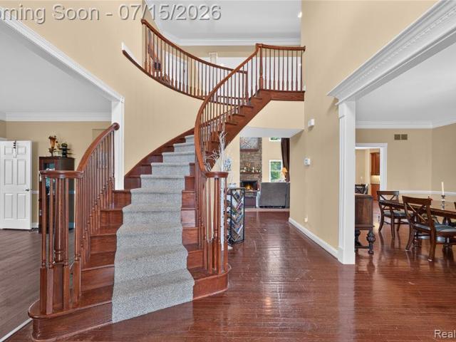 2433 Woodridge Court