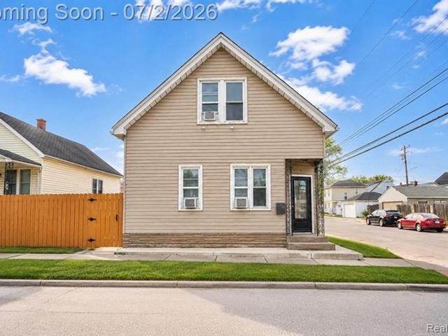 2433 Zinow St, Hamtramck, MI 48212