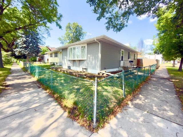 243 Winifred Street E