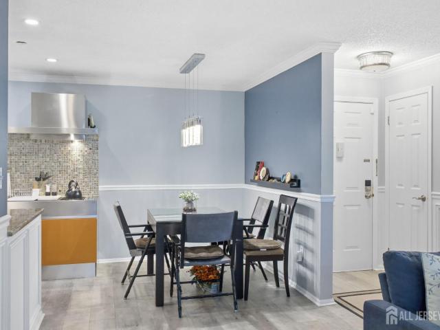 243 Wycoff Way W