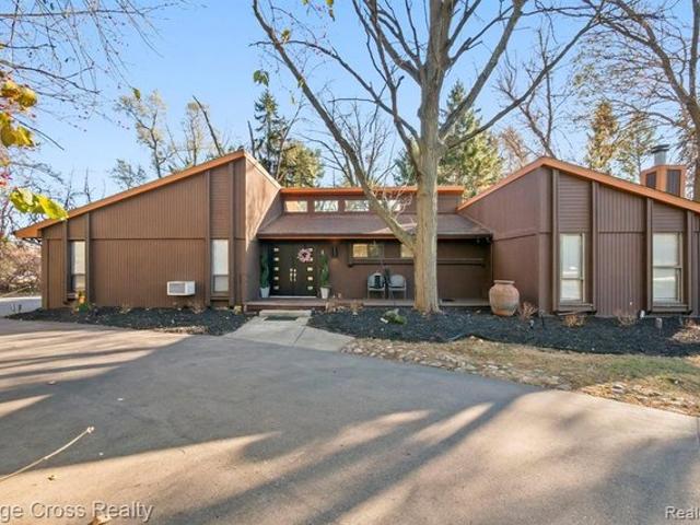 24459 Bloomington Ct, Franklin Vlg, MI 48025