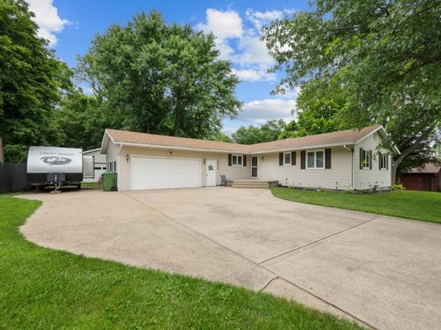 2445 Bobwhite Dr, Muscatine, IA 52761