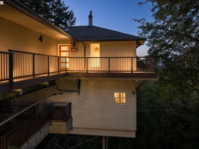 2445 SW Montgomery Dr, Portland, OR 97201