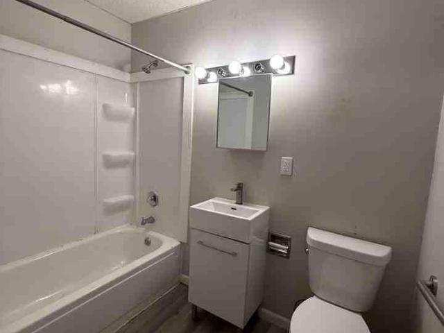 2447 E Walnut Street 2 Bedroom Apartment for Rent at 2447 E Walnut St, Des Moines, IA 50317 Fairground