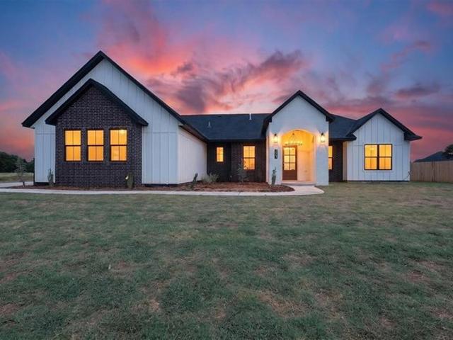 2447 Wolf Creek Bnd, Blanchard, OK 73010