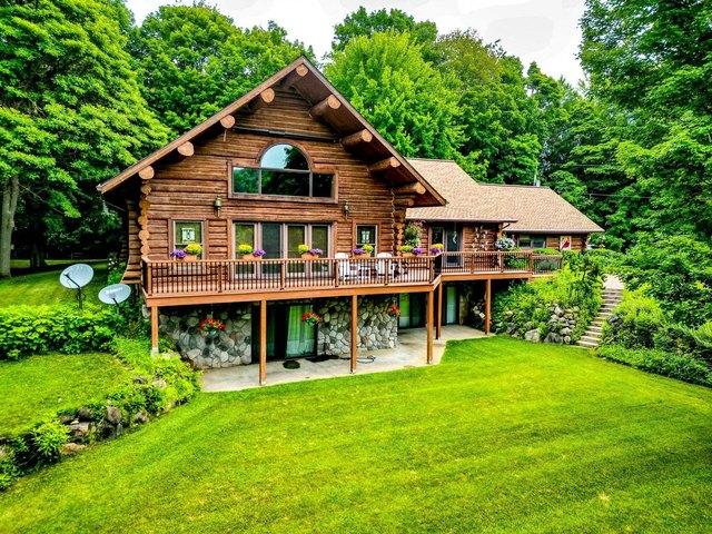 24486 6th Ave, Gobles, MI 49055