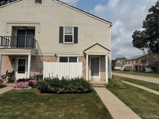 24404 Meadowbridge Dr, Clinton Township, MI 48035