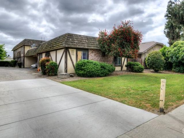 2440 S Sallee Ct, Visalia, CA 93291