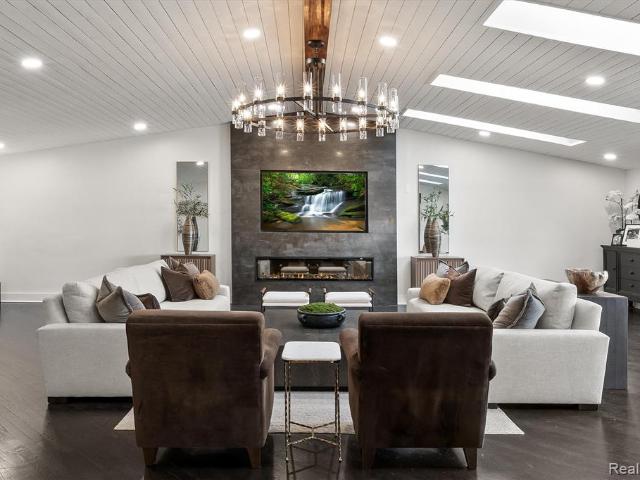 2440 Lake Angelus Lane