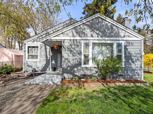 244 NE B St, Grants Pass, OR 97526