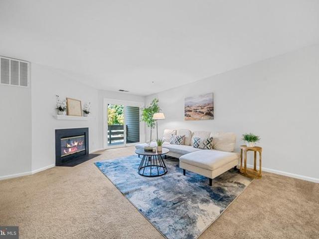 244 S Reynolds St Apt 302, Alexandria, VA 22304