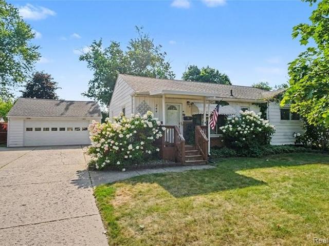 244 Ponchartrain Dr, Fenton, MI 48430