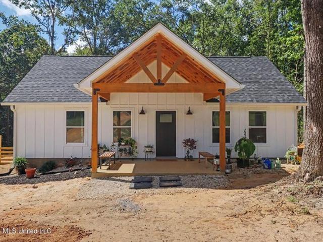 2455 Montcliff Dr, Vancleave, MS 39565