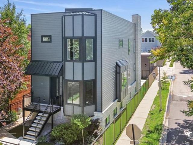 2457 W Byron St, Chicago, IL 60618